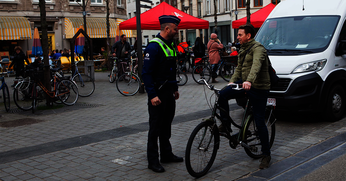 Te voet, per fiets of bromfiets | Politiezone Antwerpen